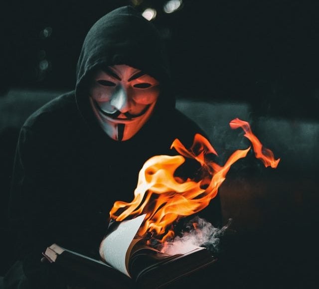 Comparing V for Vendetta to 1984 - The Collectors | Movie Reviews | TV ...